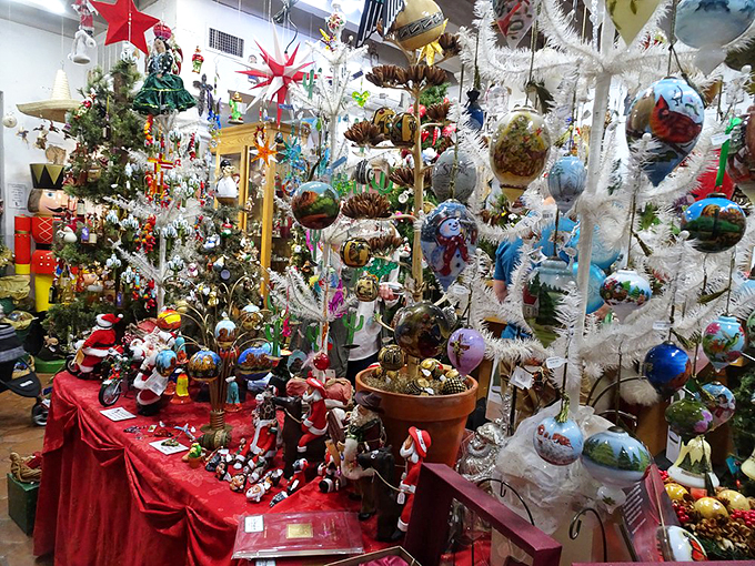 Santa's workshop meets a Southwestern art gallery in this corner. If Picasso decorated Christmas trees, they might look something like these beauties. 