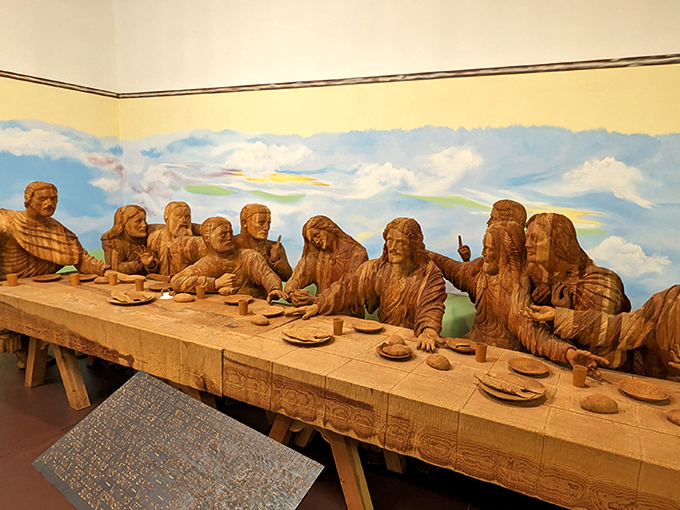 Leonardo da Vinci, eat your heart out! This wooden Last Supper gives new meaning to 'breaking bread' – and it's knot your average sculpture.