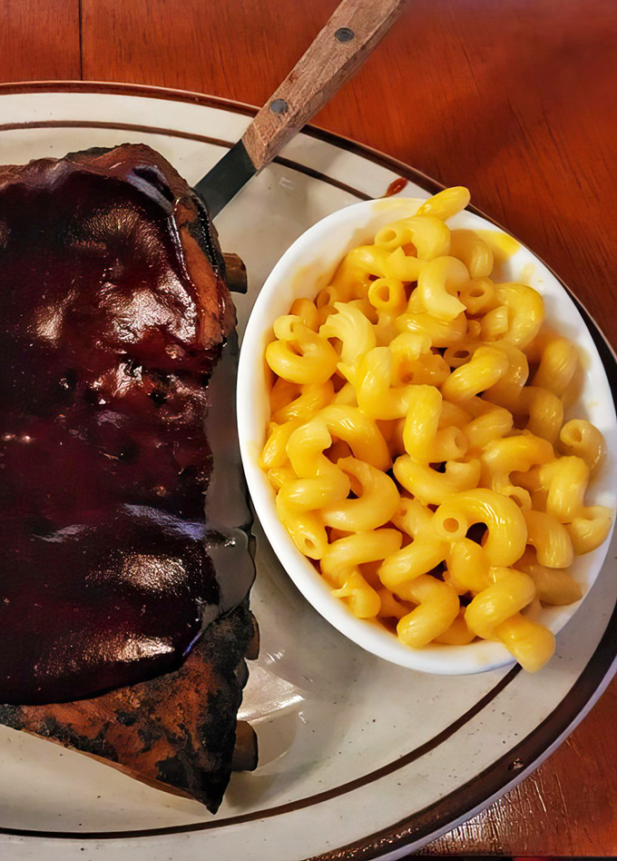 The ultimate dynamic duo: fall-off-the-bone ribs and mac 'n' cheese so creamy, it's like velvet for your taste buds. Napkins required!