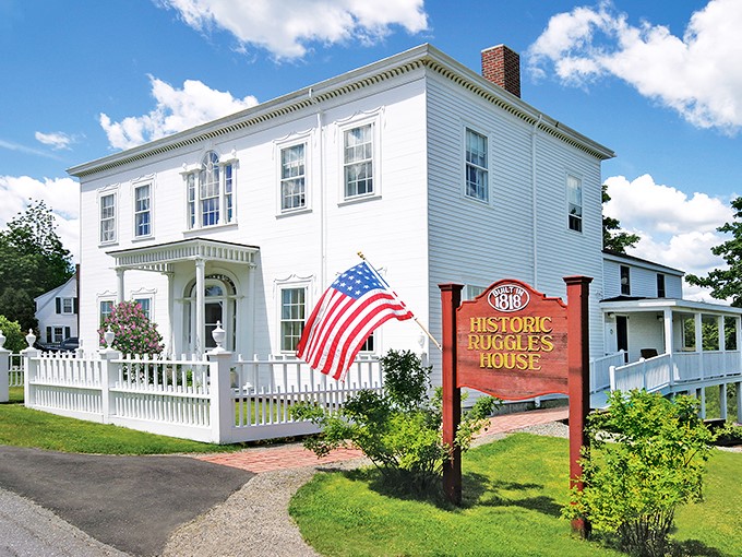 The Ruggles House: Where Federal-style architecture meets Maine charm. It's like Downton Abbey's quirky New England cousin!