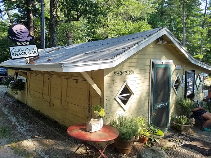 Bresca and the Honey Bee: Lakeside ice cream that's the bee's knees. Summer never tasted so sweet!