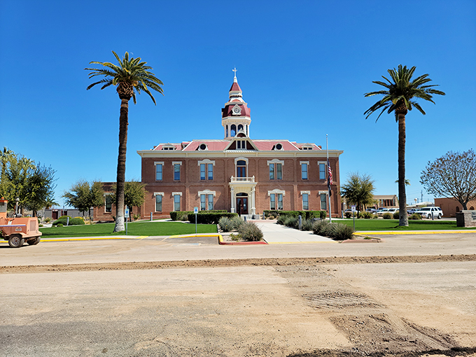 Florence's historic downtown: A 19th-century time capsule with a modern twist. It's like "Downton Abbey" meets "The Good, the Bad, and the Ugly"!