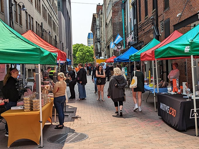Lunchtime paradise in the concrete jungle! Pearl Market transforms downtown Columbus into a colorful bazaar faster than you can say "organic tomatoes."