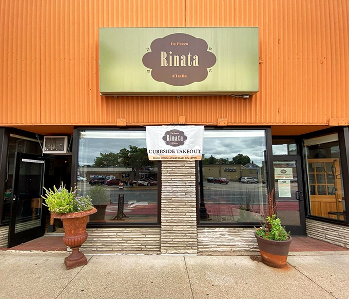 Rinata: where "Netflix and chill" meets "pasta and Chianti." This cozy spot screams date night done right.