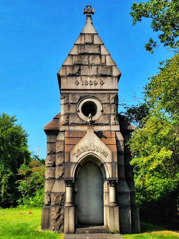 Talk about a power pose! This angel's got some serious 'I woke up like this' energy.