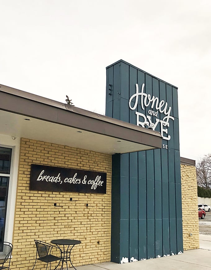 Carb loading never looked so good! This cozy bakehouse serves up seasonal treats that'll make you forget all about that New Year's resolution.