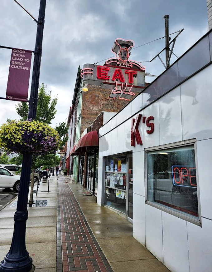 Where the 'K' stands for "Klassic" (with a capital K). This burger joint's been keeping it real since FDR's first term.