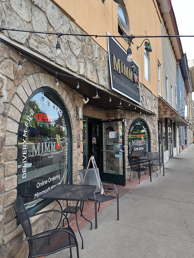 Arches of deliciousness! Mimmo's inviting exterior promises a warm welcome and even warmer pizza inside.