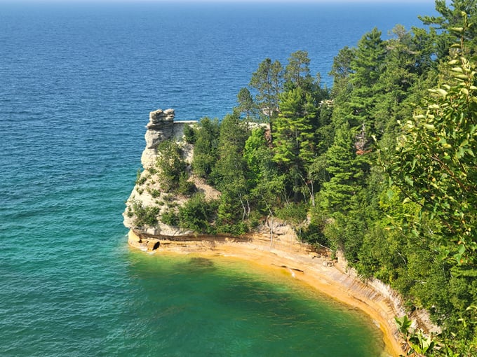 Nature's graffiti artist at work. Pictured Rocks splash the shoreline with hues that scream "Great Lakes, great views!"