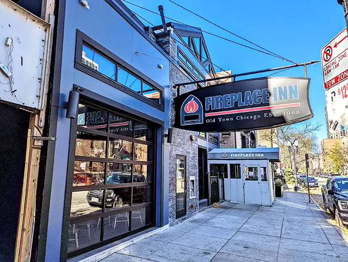 Sidewalk smorgasbord! The Fireplace Inn's outdoor seating lets you soak up Chicago vibes while you chow down.