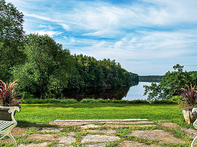 Who needs a therapist's couch when you've got these serene seats overlooking nature's own IMAX screen?
