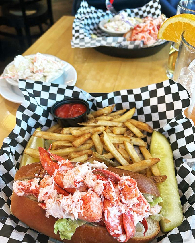 Fresh lobster meets buttery roll in a romance that would make Nicholas Sparks jealous.