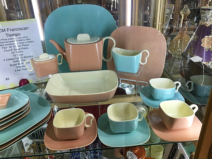 The Franciscan Tiempo collection showcases mid-century design at its finest, in colors that would make Mad Men's set designers swoon.