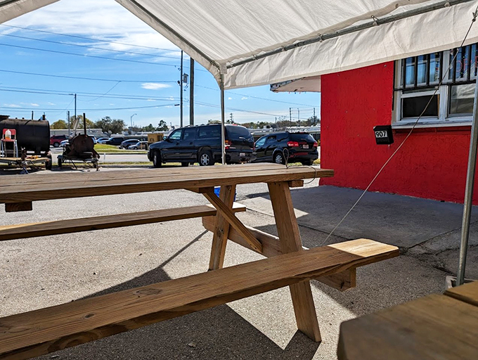 Al fresco dining, barbecue style. Who needs white tablecloths when you've got sunshine, fresh air, and finger-licking goodness?