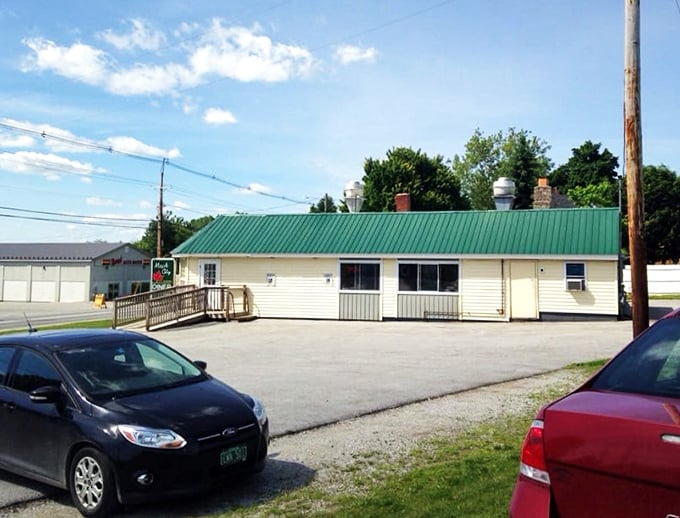 Maple City Diner: Proof that good things come in unassuming packages. It's like finding an unexpected $20 in your winter coat pocket!