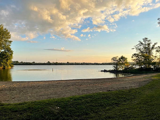 Lakeside serenity! This slice of paradise is serving up calm waters and lush greenery. It's like Mother Nature's own spa day.