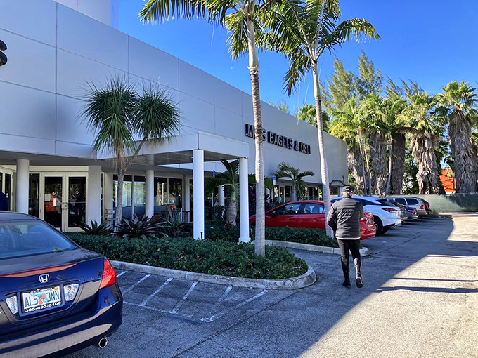 Sleek and modern on the outside, warm and comforting on the inside. Mo's is the Superman of bagel shops.