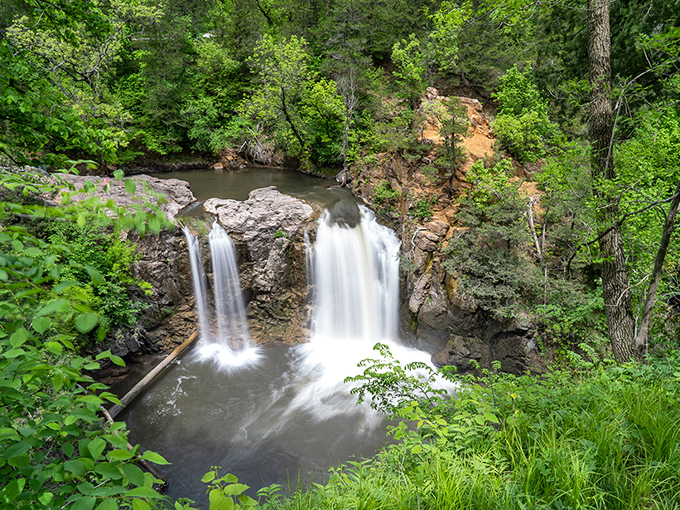 City park meets wilderness wonderland! Ramsey Falls is serving up scenic views with a side of easy accessibility.