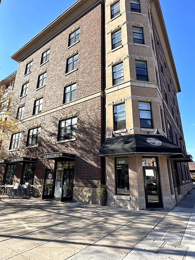 Sleek, chic, and oh-so-sweet. The Buttered Tin is proof that looking good and tasting good aren't mutually exclusive.