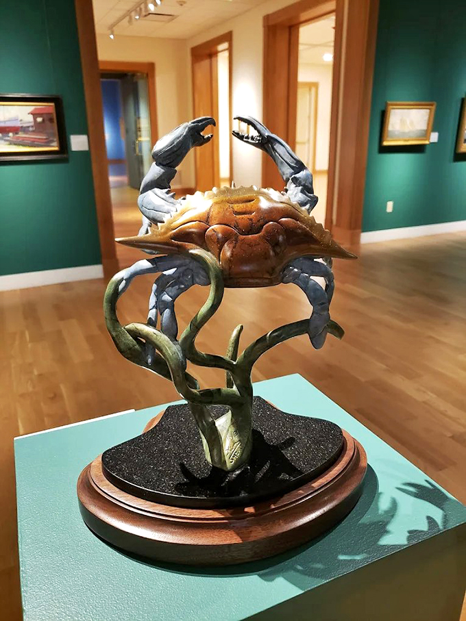 This crab sculpture's got more attitude than a New England lobster at a clambake. Talk about snappy art!