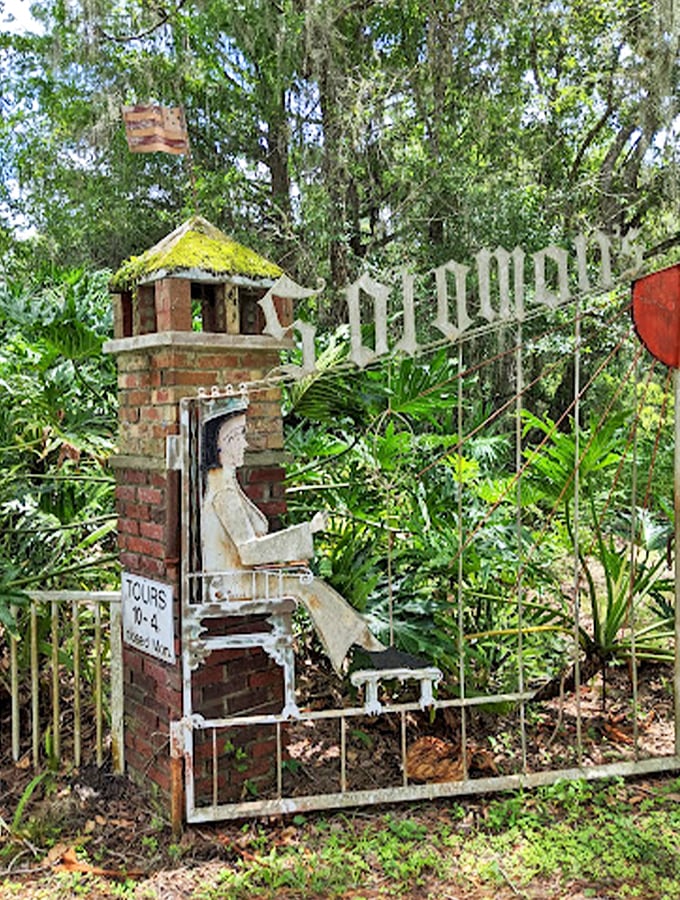 Art meets ingenuity in this metalwork entrance, where recycled materials tell stories of creativity and resourcefulness.