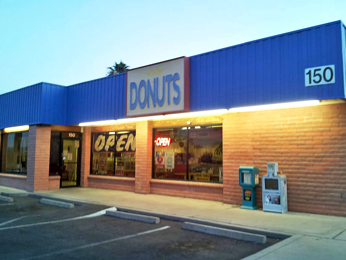 That vintage-style sign stands proud against the Arizona sky, a beacon for donut lovers near and far. 