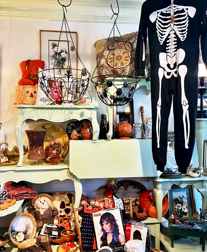 Spooky meets kooky in this Halloween corner. It's like Tim Burton and Martha Stewart had a decorating duel – and we're all winners!