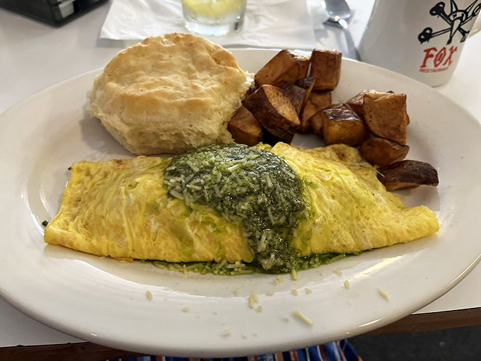 A taste explosion in every bite! This colorful omelet is a harmonious blend of flavors that'll jazz up your morning.