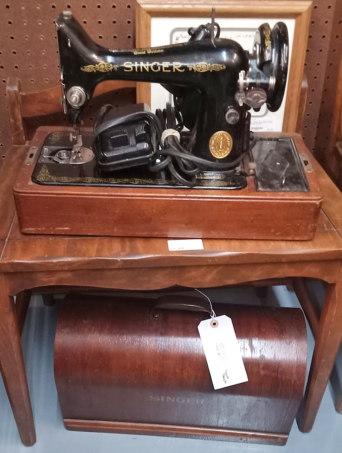 This Singer's been around the block more times than Frank Sinatra. It's not just a sewing machine; it's a time-stitching marvel!
