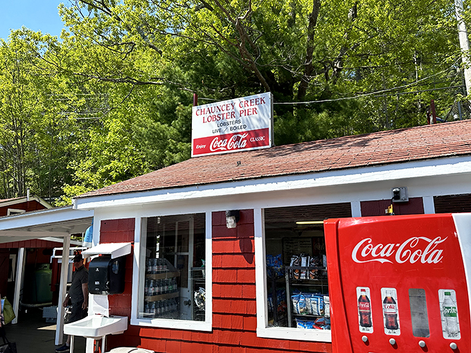 Chauncey Creek Lobster Pier: Red, white, and delicious all over. This lobster landmark is serving up slices of Maine heaven.