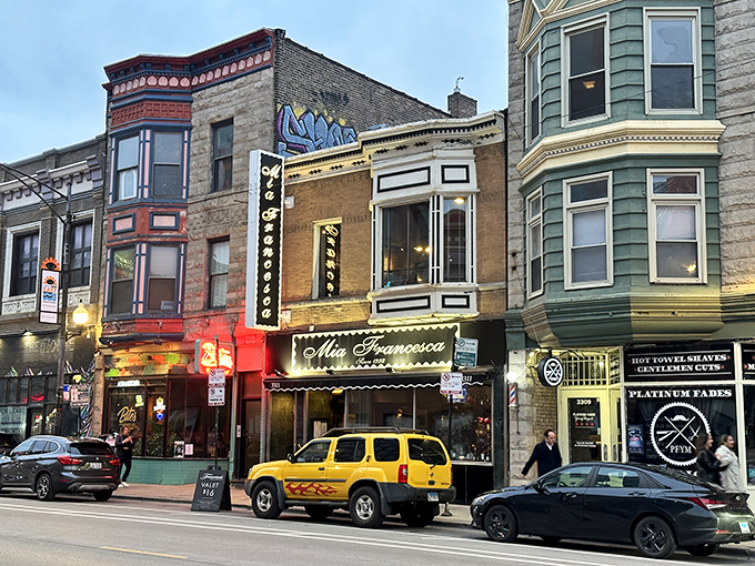 Mia Francesca: Lakeview's little Italy, where rustic charm meets urban sophistication. Your taste buds are in for a treat!