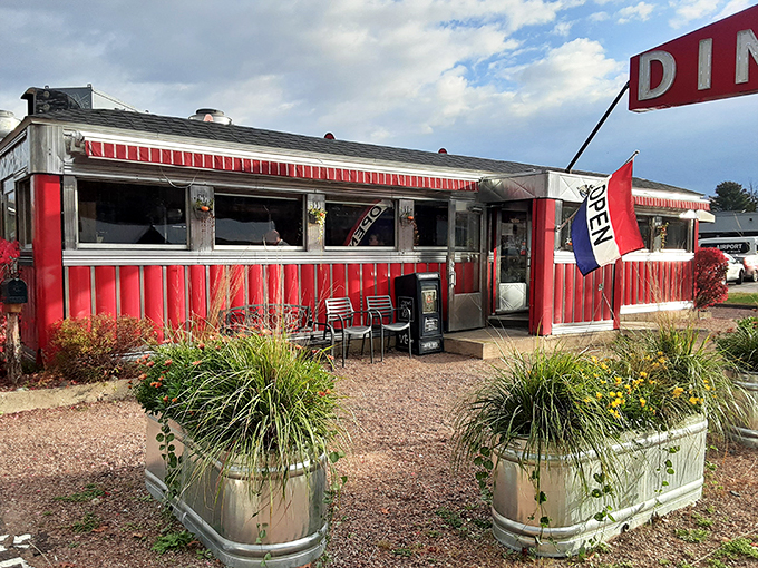 Parkway Diner: This stainless steel beauty is shinier than a freshly waxed '57 Chevy. Time travel never looked so delicious!
