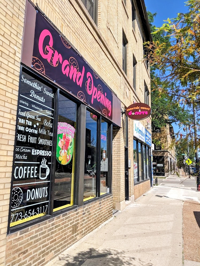 Somethin' Sweet Donuts: proof that good things come in small packages. It's the pocket-sized powerhouse of Chicago's donut scene.