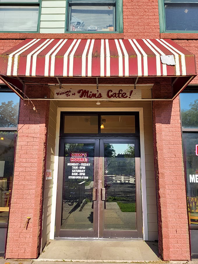 Red brick, red-hot flavors! Mim's Cafe is serving up comfort food with a Mediterranean twist. Your taste buds will thank you. 