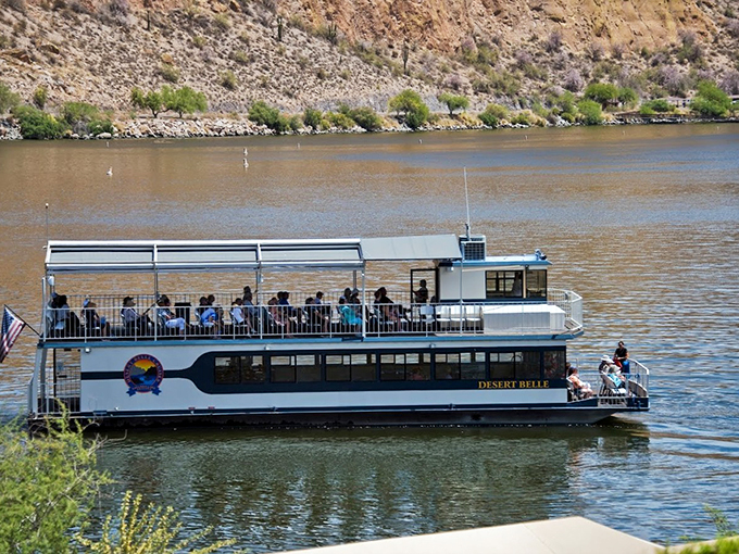 Look ma, no sand dunes! The Desert Belle cuts through Saguaro Lake like a hot knife through butter, leaving landlocked worries in its wake.