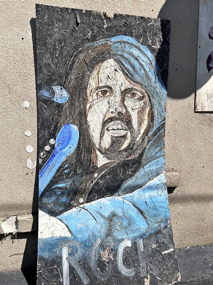 Grohl in blue: not your average portrait! This textured tribute captures the essence of rock royalty in shades of cool.
