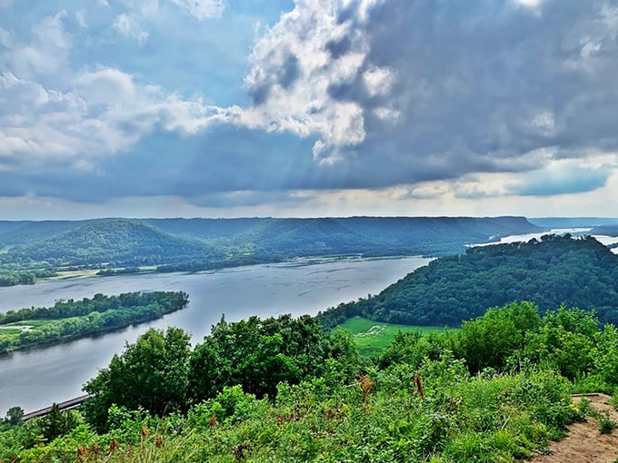 River views that'll float your boat! Brady's Bluff showcases the mighty Mississippi in all its winding glory.