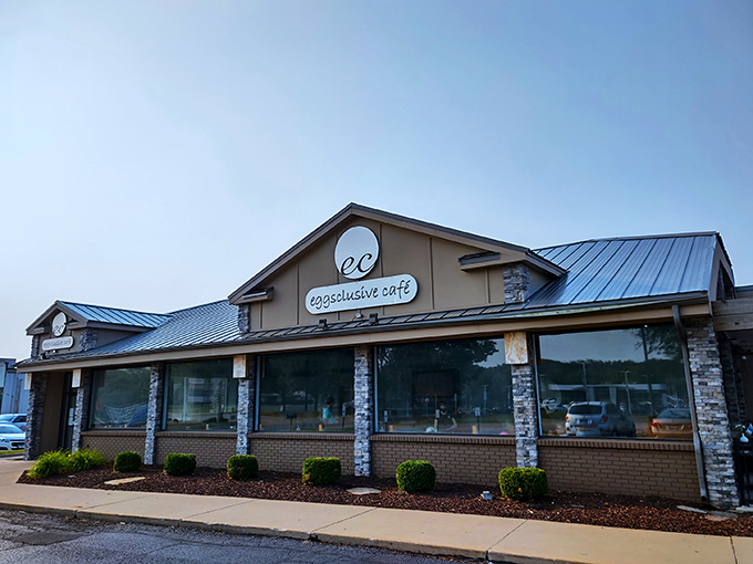 Where breakfast puns meet culinary fun! Eggsclusive Cafe cracks open a world of morning possibilities, from tot waffles to mac 'n' cheese omelets.