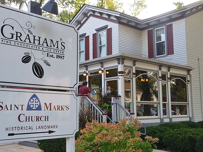 Quaint on the outside, quantum leaps of flavor on the inside! This Geneva jewel is where chocolate gets its PhD in deliciousness.