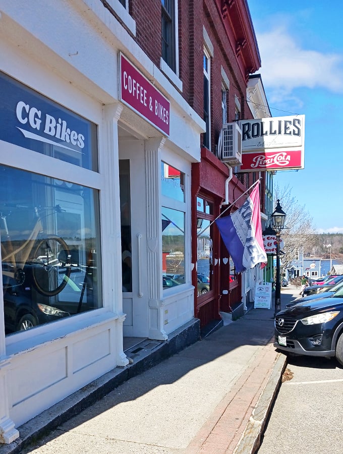 Rollie's Bar & Grill: Where Stephen King meets comfort food. This Belfast gem serves up stories as rich as its menu.