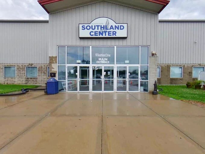 Amish craftsmanship meets flea market finds! It's like your grandmother's attic collided with a Norman Rockwell painting – in the best way possible. Photo credit: Visit Chicago Southland