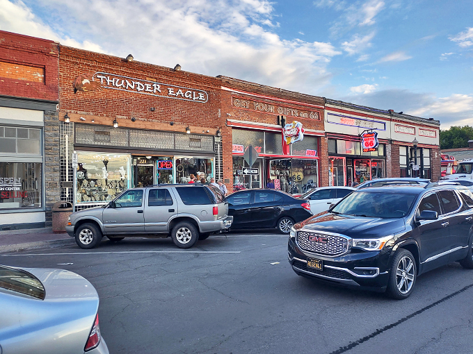 Williams: Where Route 66 nostalgia meets Wild West charm. It's like "American Graffiti" and "Tombstone" had a beautiful baby!