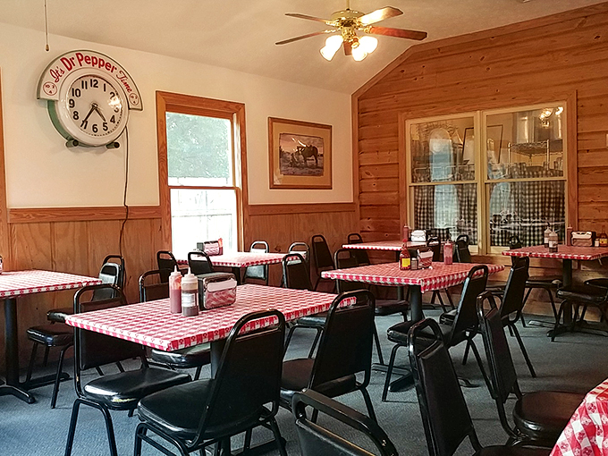 Checkered tablecloths and country charm set the stage. But the real star here? BBQ that could make a cowboy weep with joy.