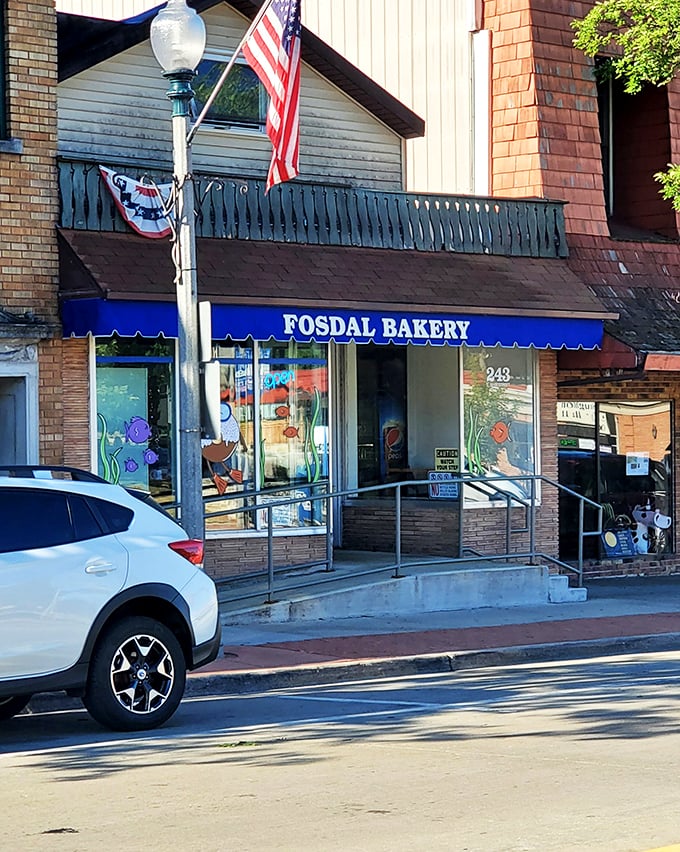 Small town, big flavors! Fosdal's quaint exterior hides a powerhouse of pastry perfection. It's like finding a pearl in an oyster &ndash; if oysters were delicious and landlocked.