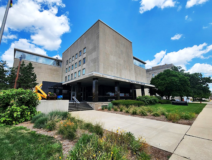 From mastodons to modern art, this museum's got Illinois covered from top to bottom - and from eons past to present day.