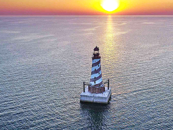 Stripes are always in fashion at White Shoal Light. It's the lighthouse world's answer to Waldo, but easier to spot. 