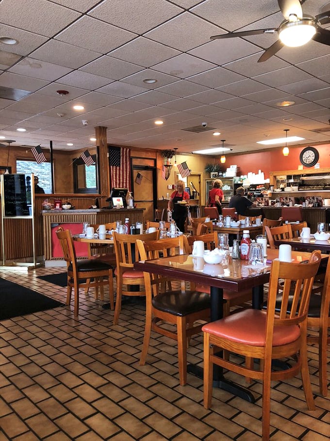 Diner's paradise! This retro-chic dining area is where Norman Rockwell meets millennial brunch goals.