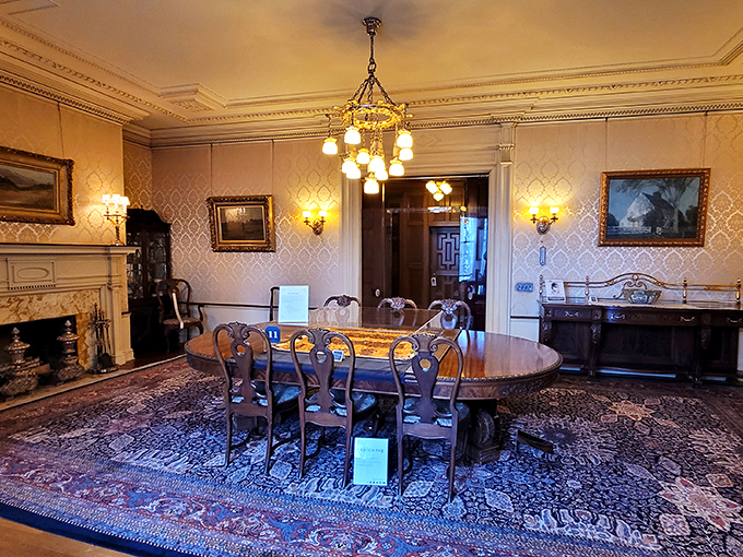 Dinner is served! This elegant dining room has hosted more high-society soir&eacute;es than the Met Gala.
