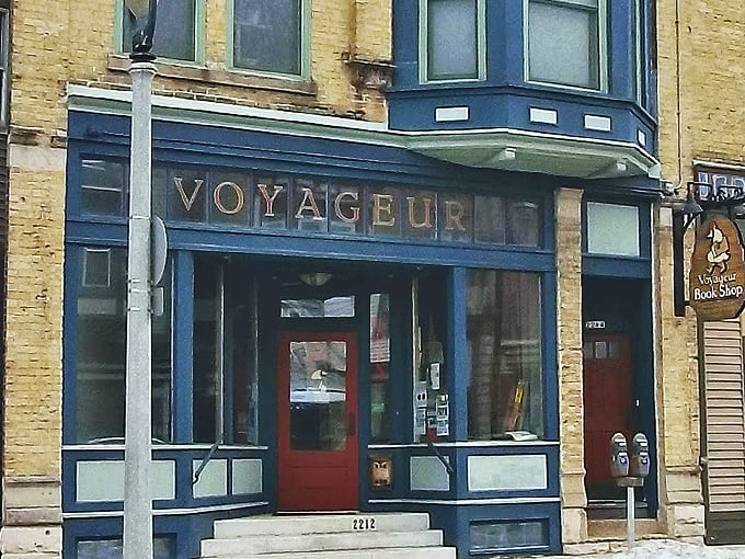 Embark on a literary expedition! Voyageur's classic storefront is the first page in your next book-hunting adventure. 