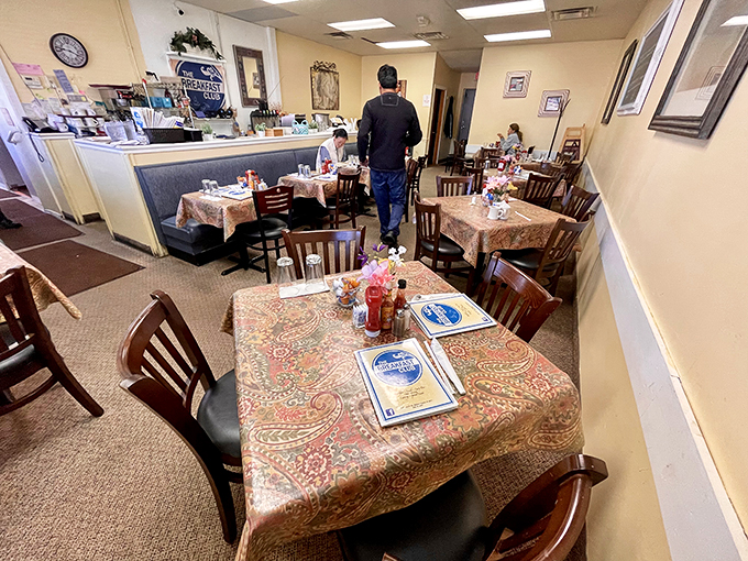 Cozy booths and floral tablecloths? The Breakfast Club is like a warm hug for your stomach.